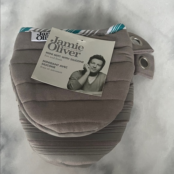 Jamie Oliver | Kitchen | New Jamie Oliver Gray Mini Mitt With Silicone ...